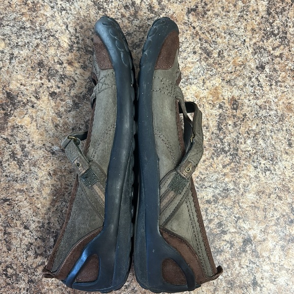 Clarks | Shoes | Clark Privo Flats With Velcro And Elastic Straps 1 M ...